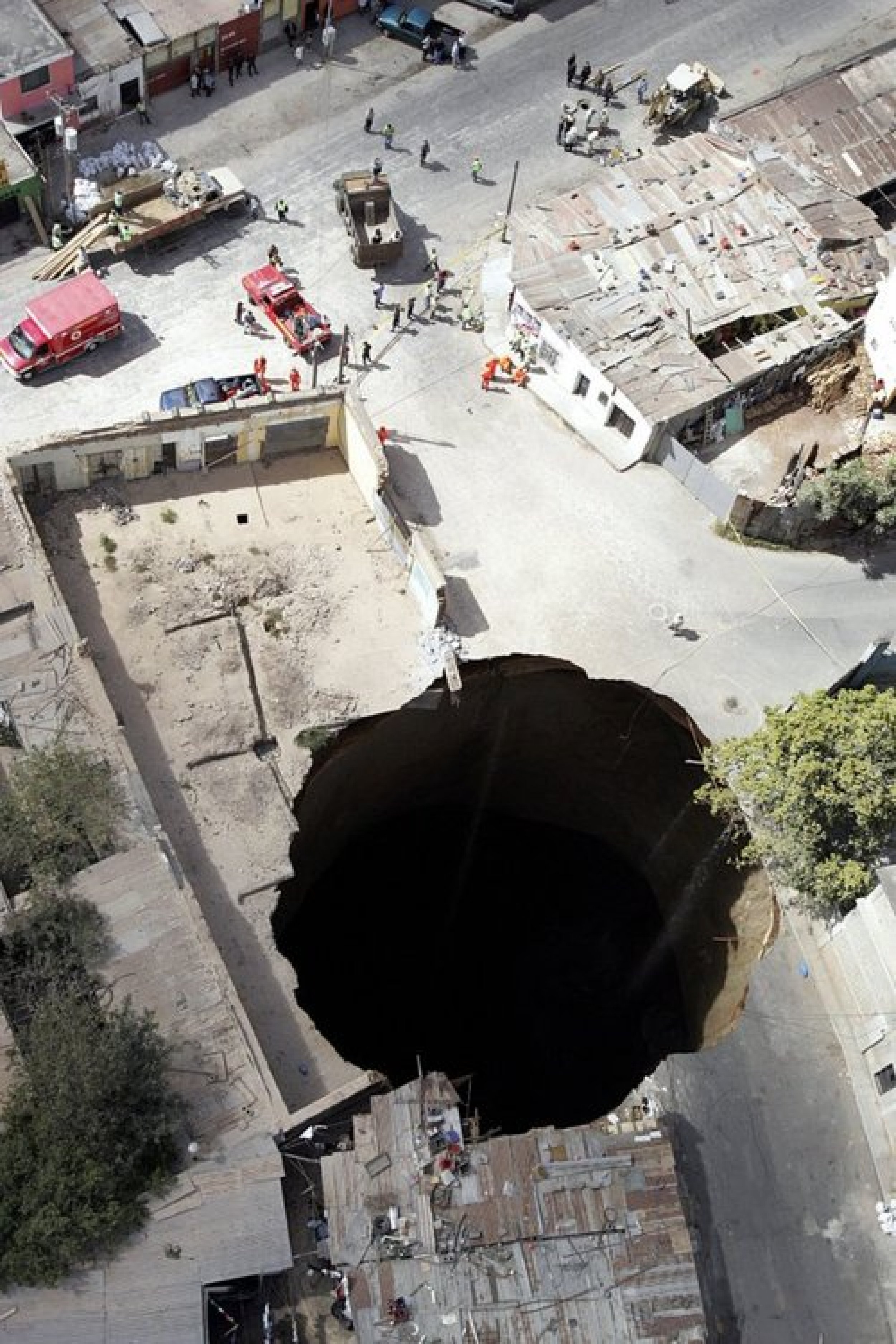 Third Florida Sinkhole Residents Evacuate As Sinkhole Appears In Third Florida Sinkhole Residents Evacuate As Sinkhole Appears In