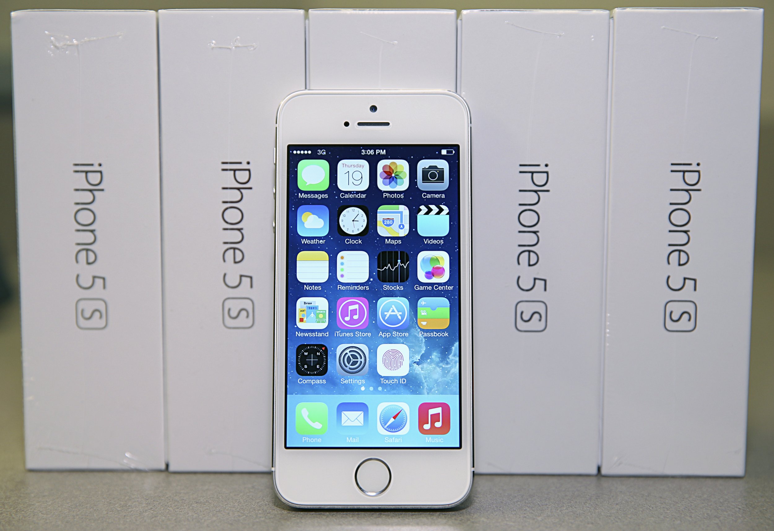 Apple s IPhone Continues To Dominate US Smartphone Marketshare While Apple s IPhone Continues To Dominate US Smartphone Marketshare While