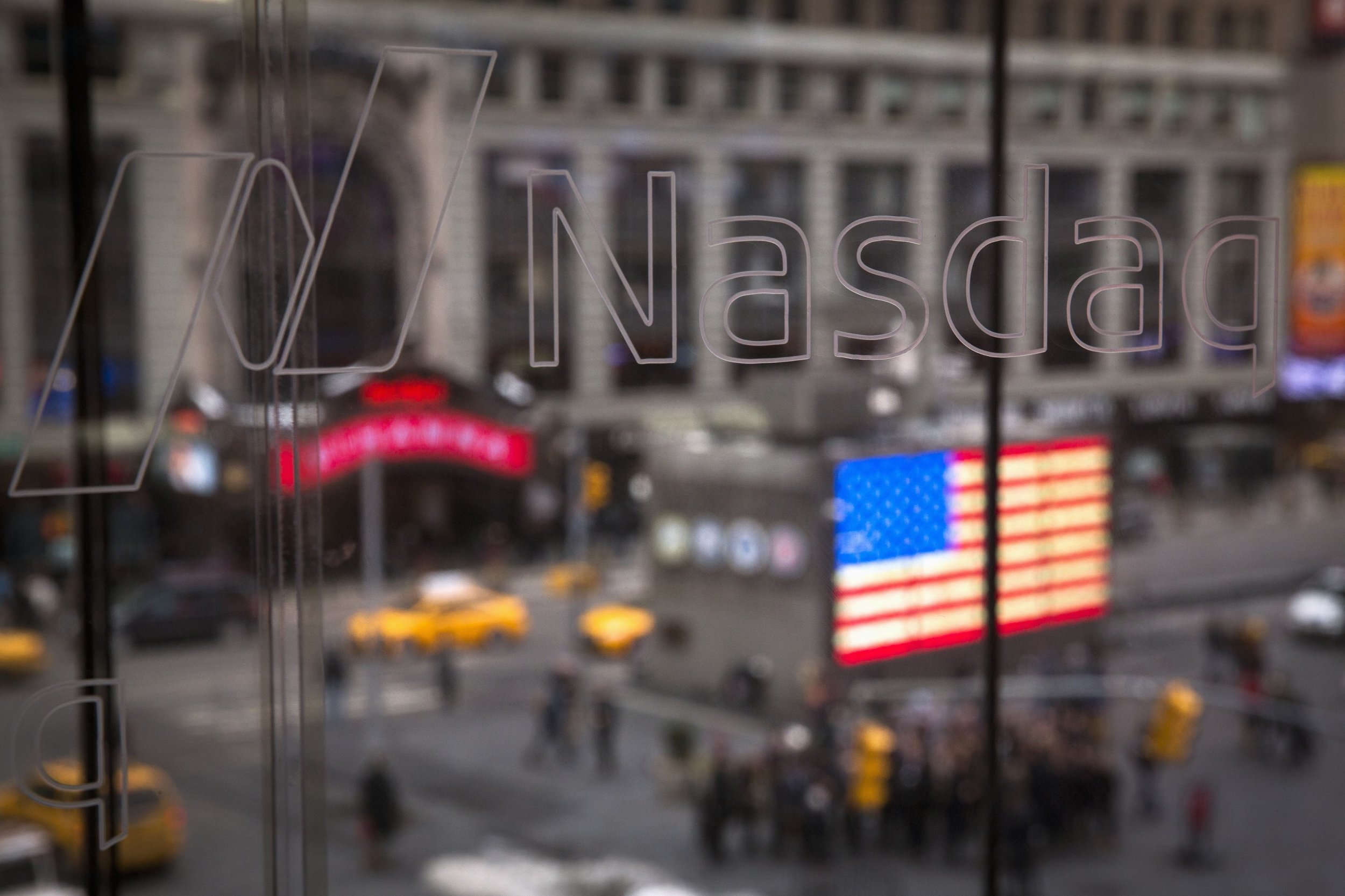 Nasdaq Composite Closes Above 5 000 For Second Time Since 2000