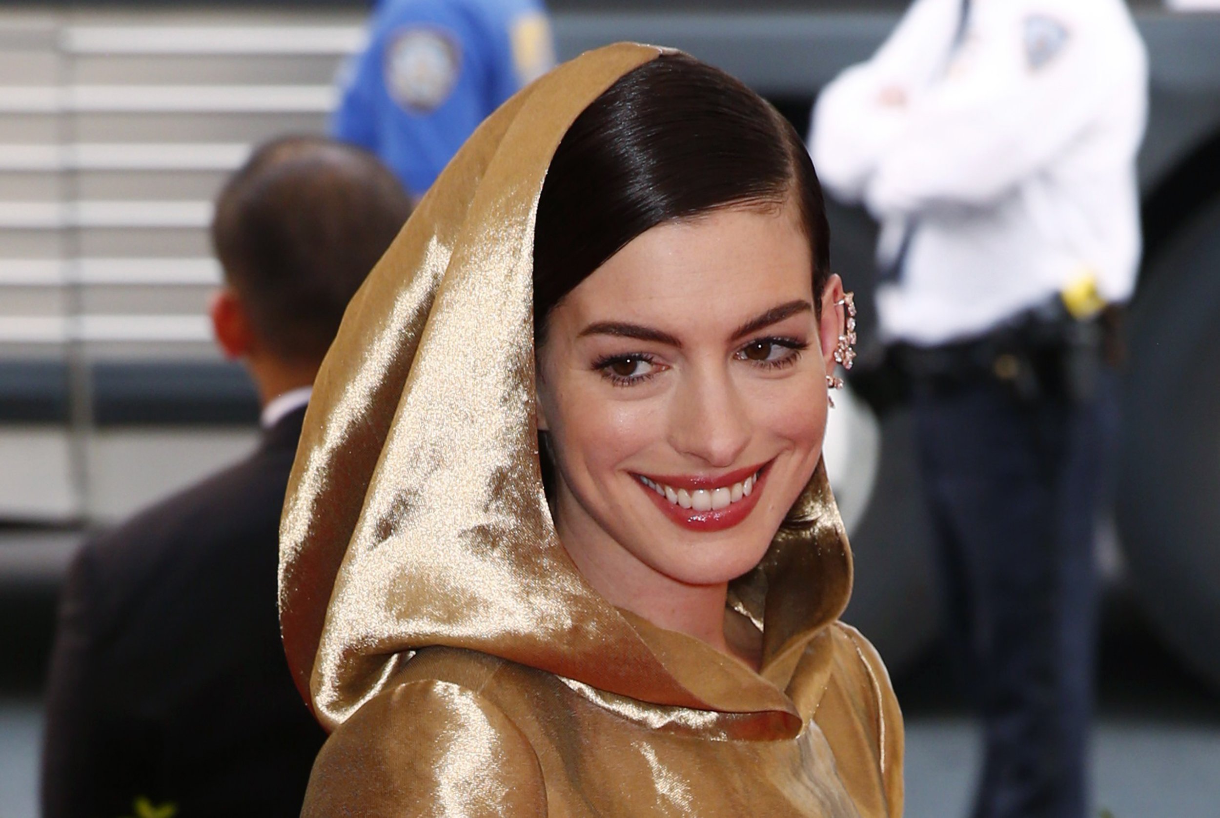 Anne Hathaway Gets Playful, Wears Givenchy Bag As Hat | IBTimes