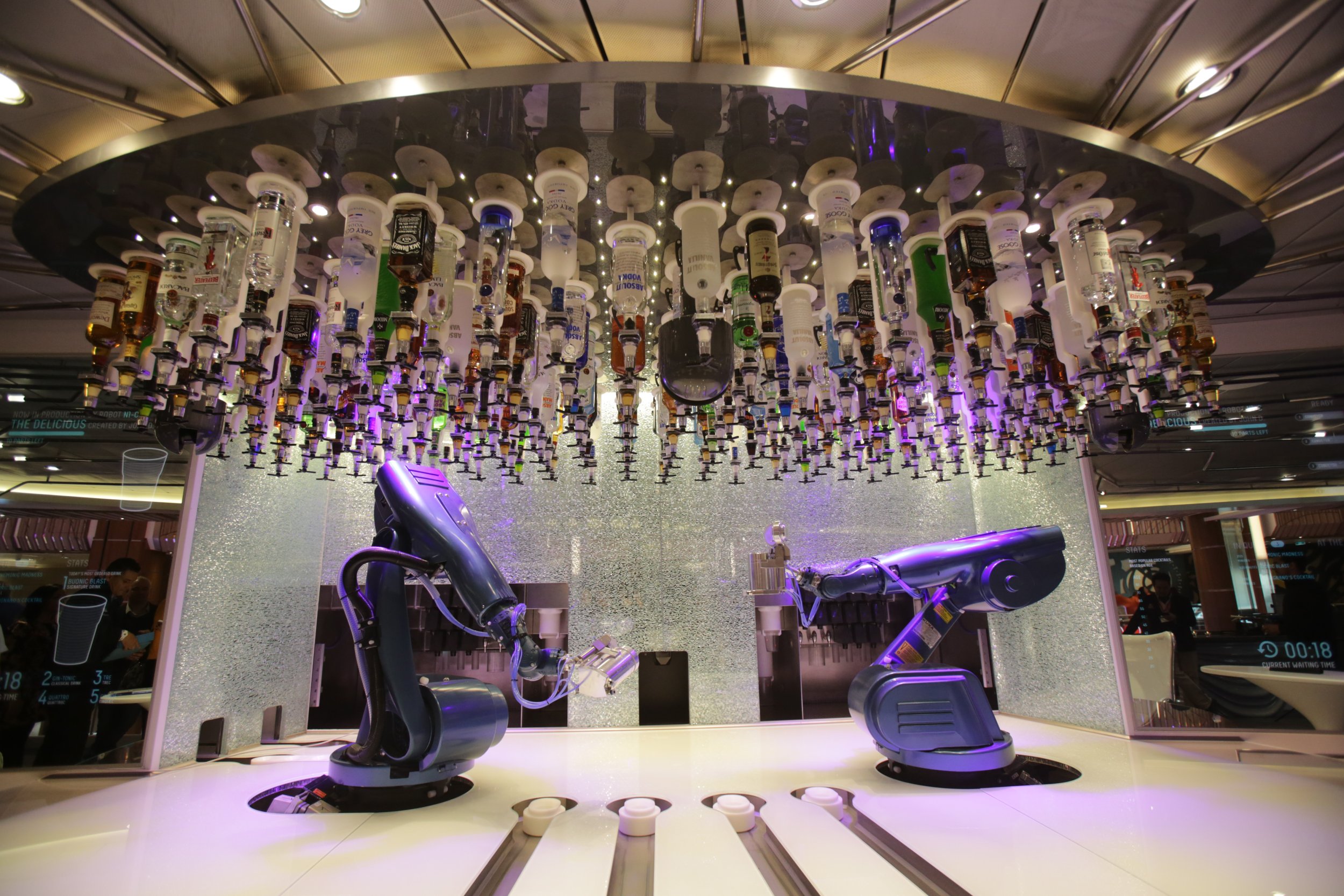 Tipsy Robot: Robotic Bartenders Pour Drinks At First Fully Automatic ...