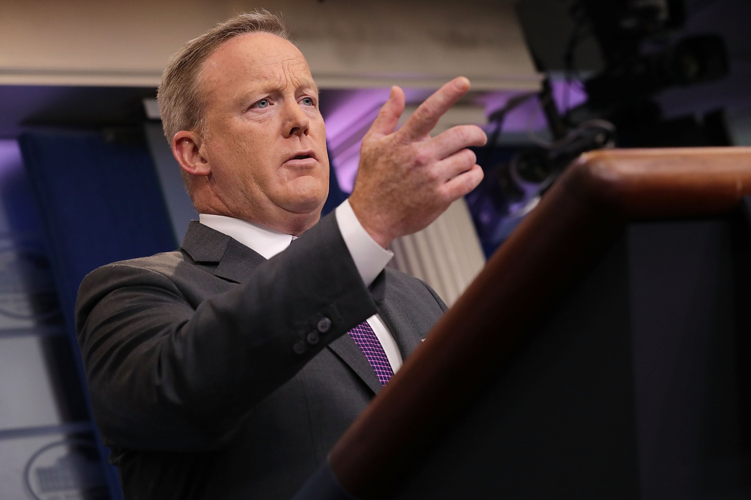 Sean Spicer Resigns As Press Secretary, Internet Goes Wild With Memes ...