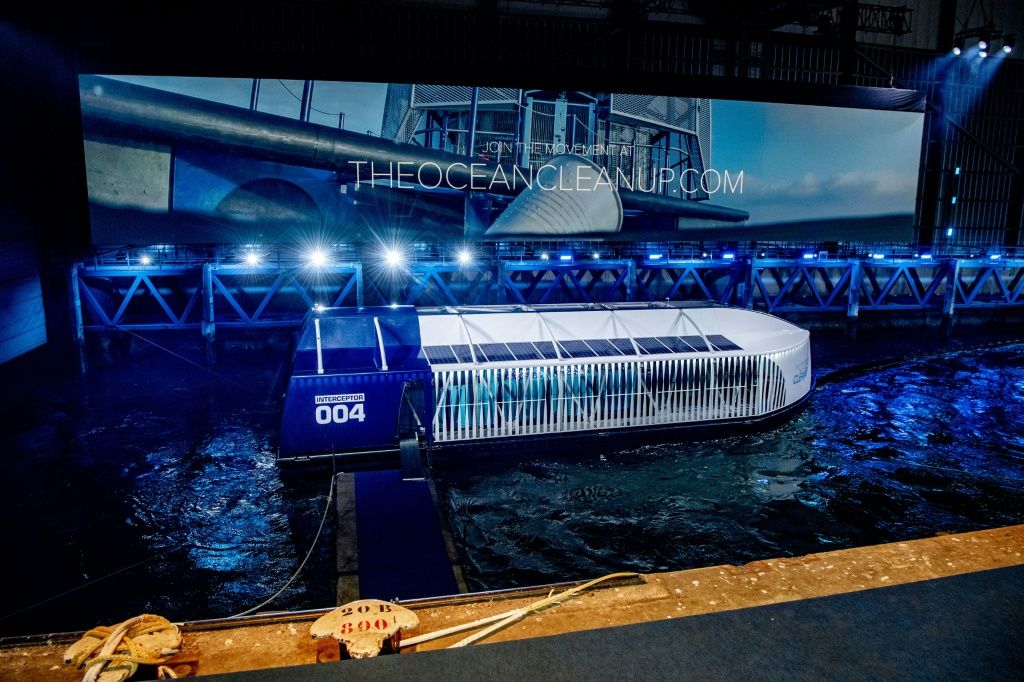 Dutch Inventors Roll Out River Plastic Clean-up Barge | IBTimes