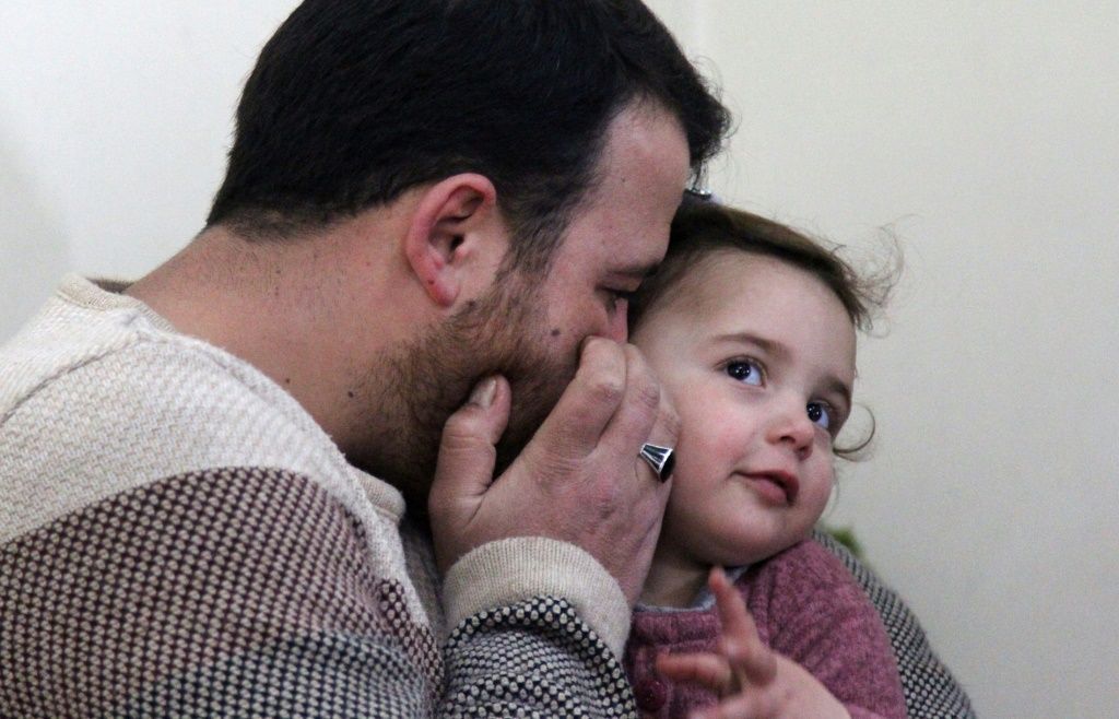 Syrian Father And Daughter Laugh Off The Shelling | IBTimes