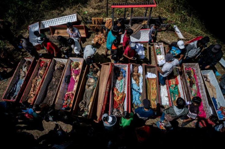Digging Up Graves An Indonesian Community Honours Its Dead Ibtimes