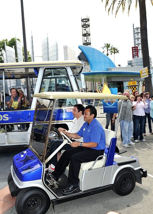 [PHOTOS] Jimmy Fallon performs new single Tram-tastic as he debuts as ...