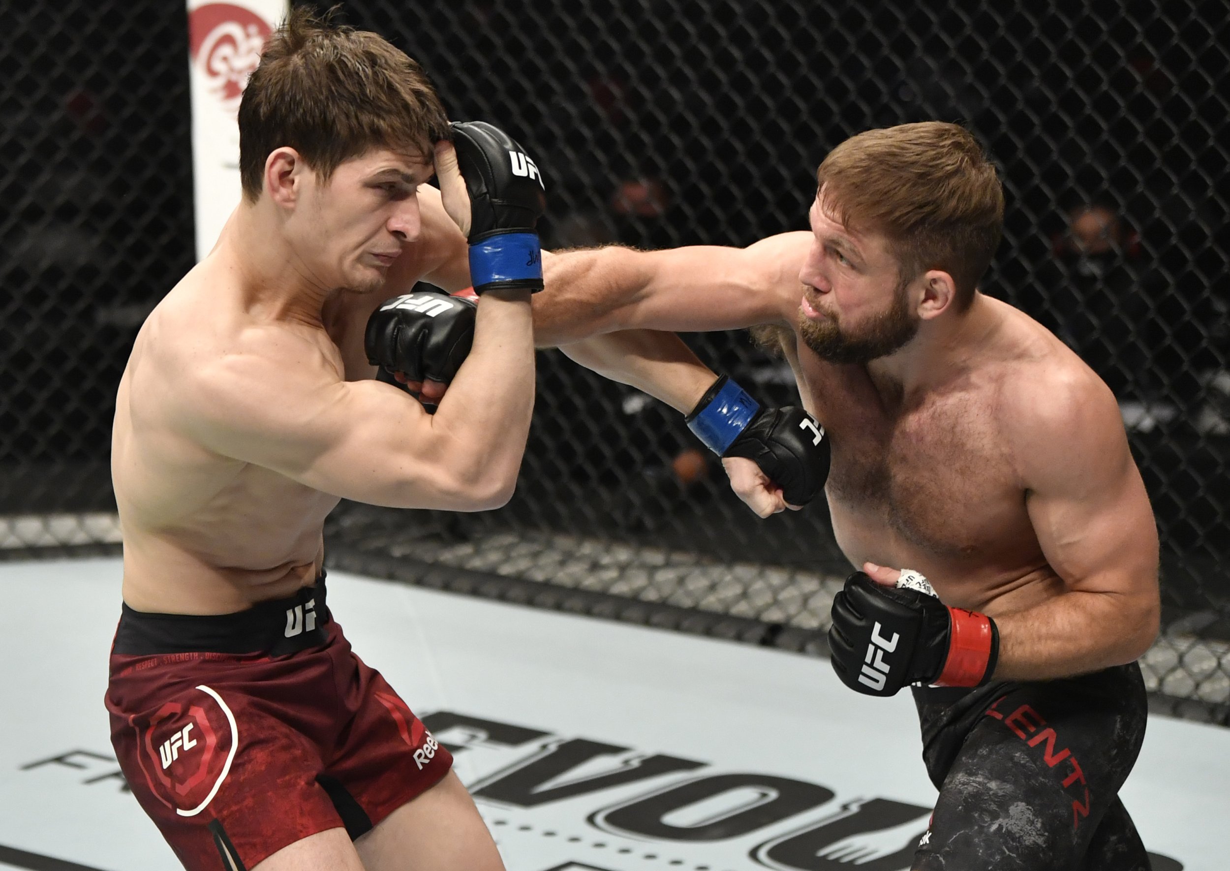 WATCH: UFC Star Removes Own Eye Wound Stitches 'Carnival Style' | IBTimes