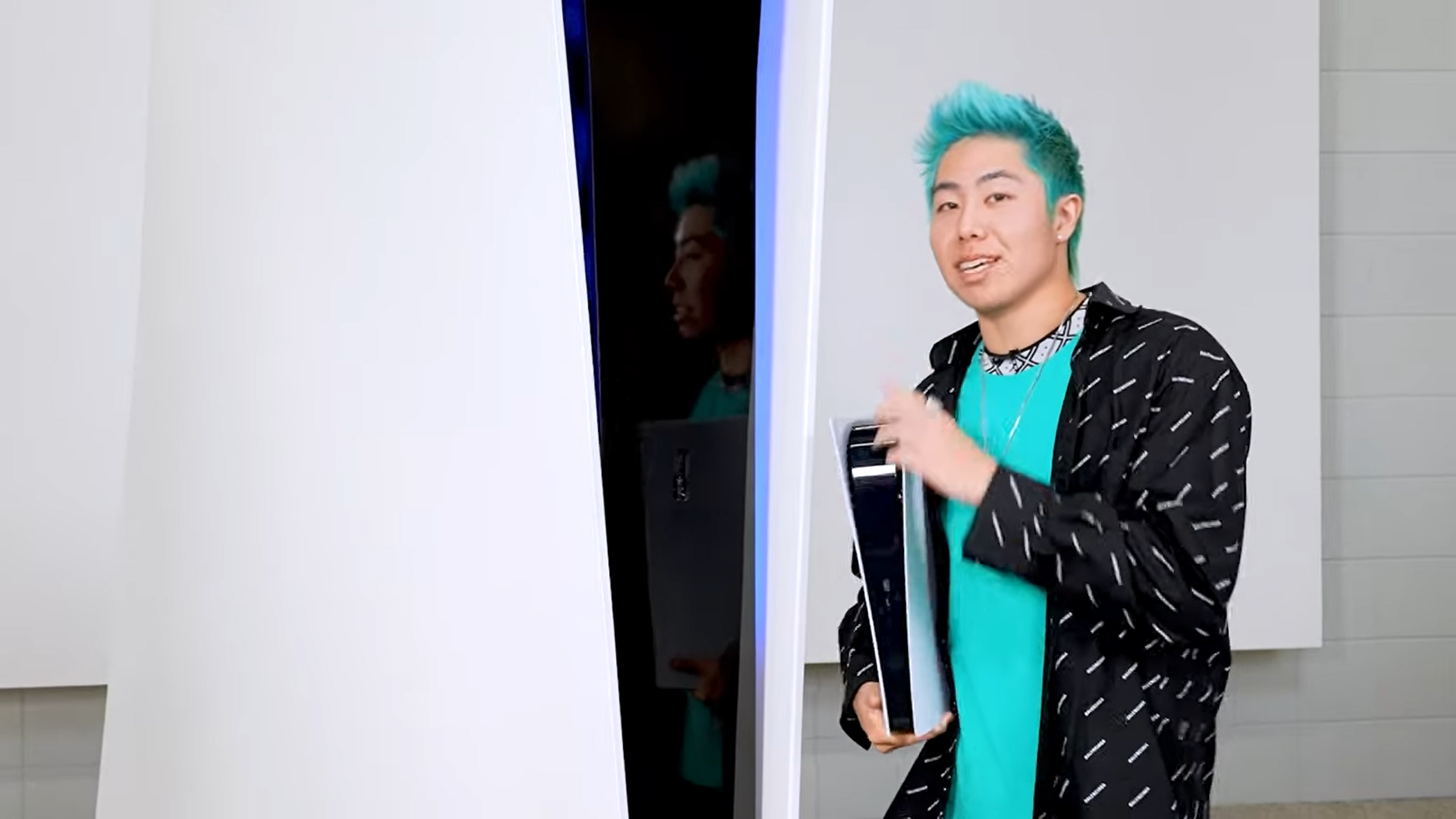 Youtuber Buys World's Largest Fully Functioning PS5, DualSense ...