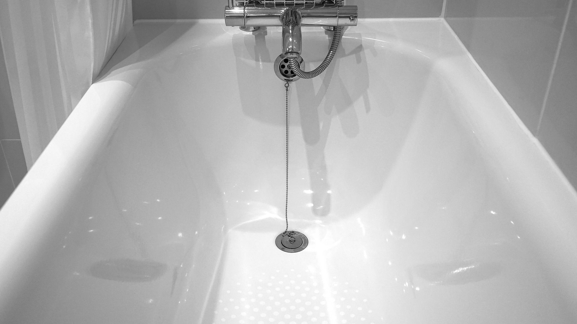 Toddler Drowns In Bath Tub After Mom Got Towels For ‘One Minute’ | IBTimes