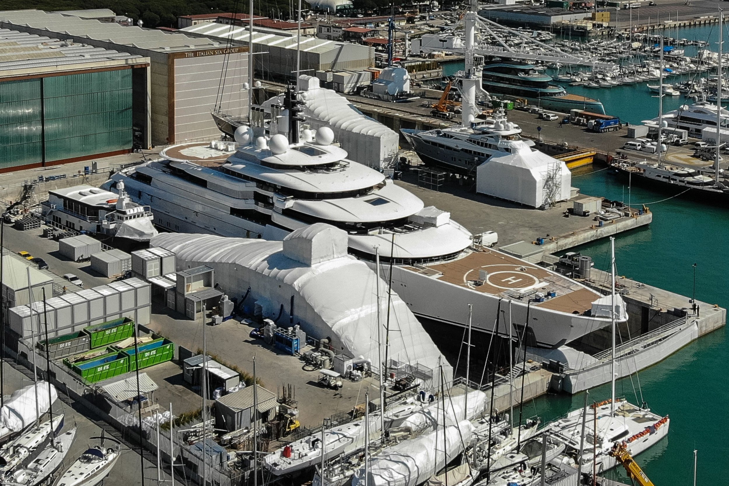 Inside Putin's $700 Million Yacht With 'Countless Swimming Pools ...