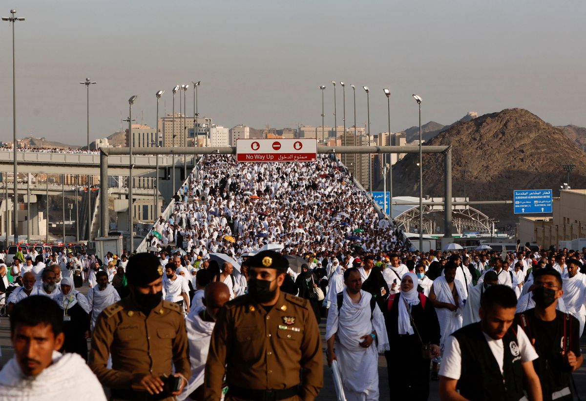 Muslim Pilgrims 'Stone The Devil' As Haj Nears End | IBTimes