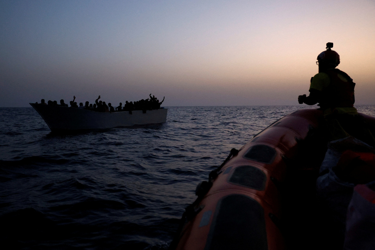 17-Year-Old Girl Dies, 11 Others Injured After 29-Foot Boat Hit Channel ...