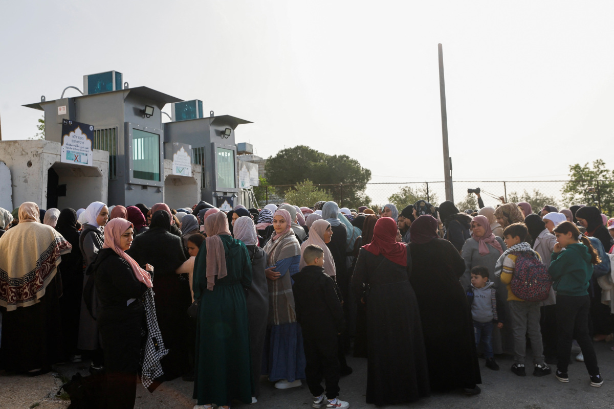 Tens Of Thousands Visit Jerusalem's Al-Aqsa For First Friday Prayers Of ...