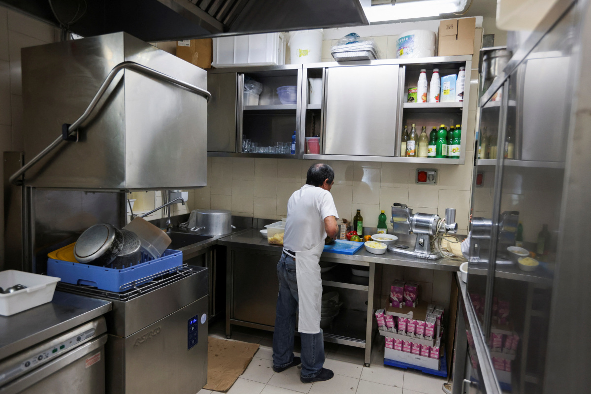 Analysis-Skilled, Educated And Washing Dishes: How Italy Squanders ...