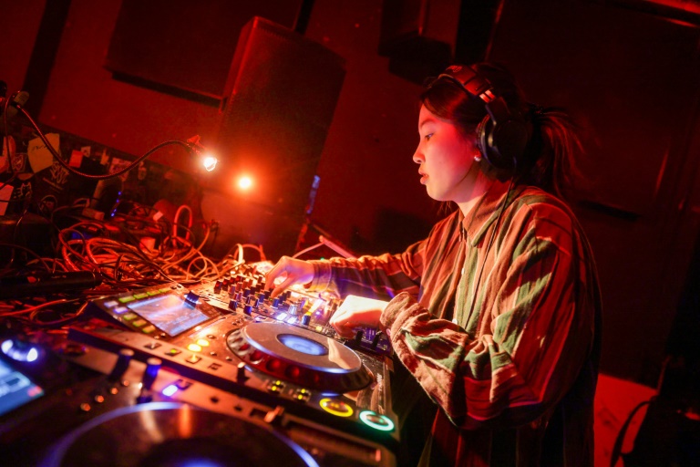 Women Dance To Their Own Beat In China's Nightclubs | IBTimes