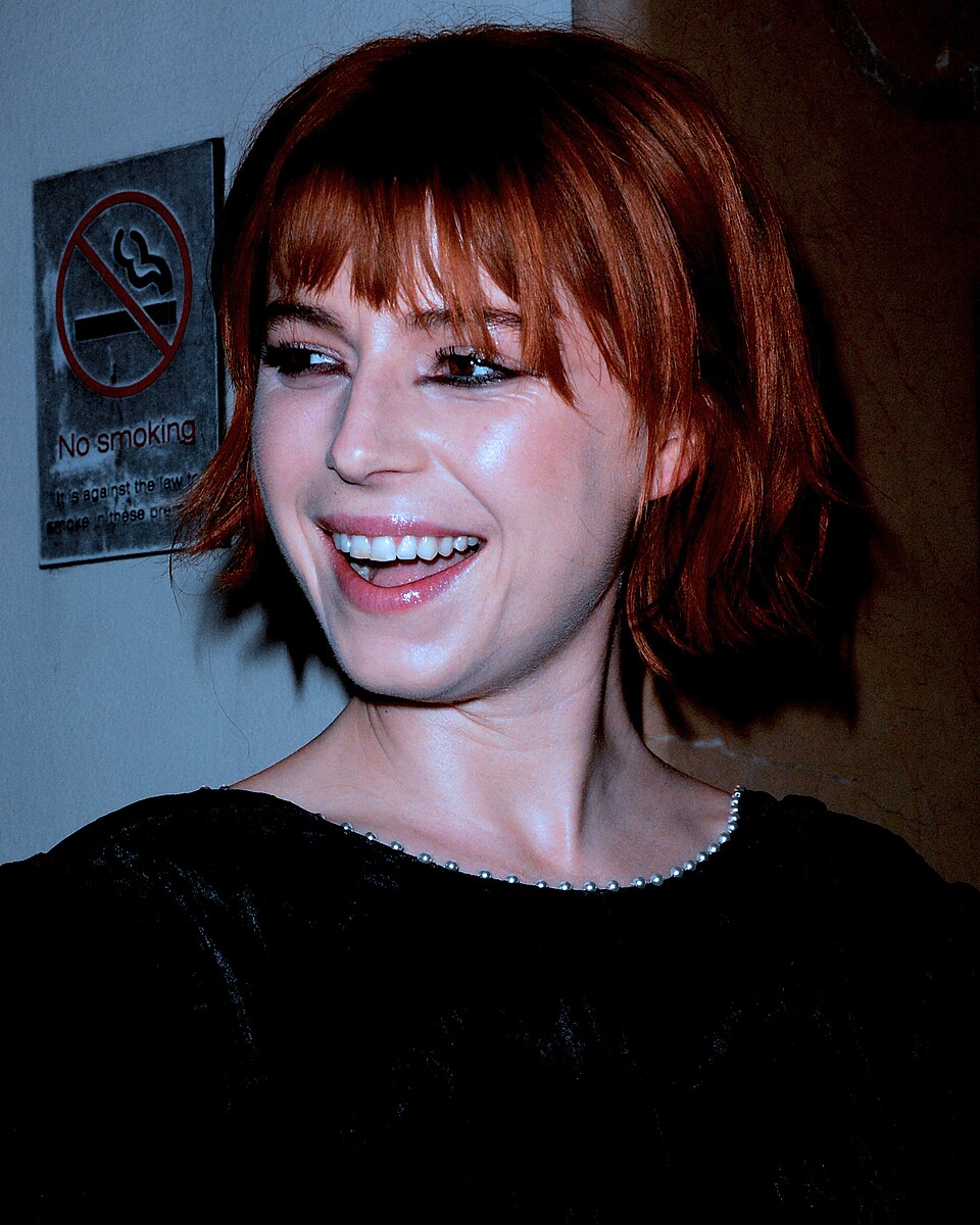 10 Fun Facts About Jessie Buckley: From Irish Roots to Dominant 2026 ...