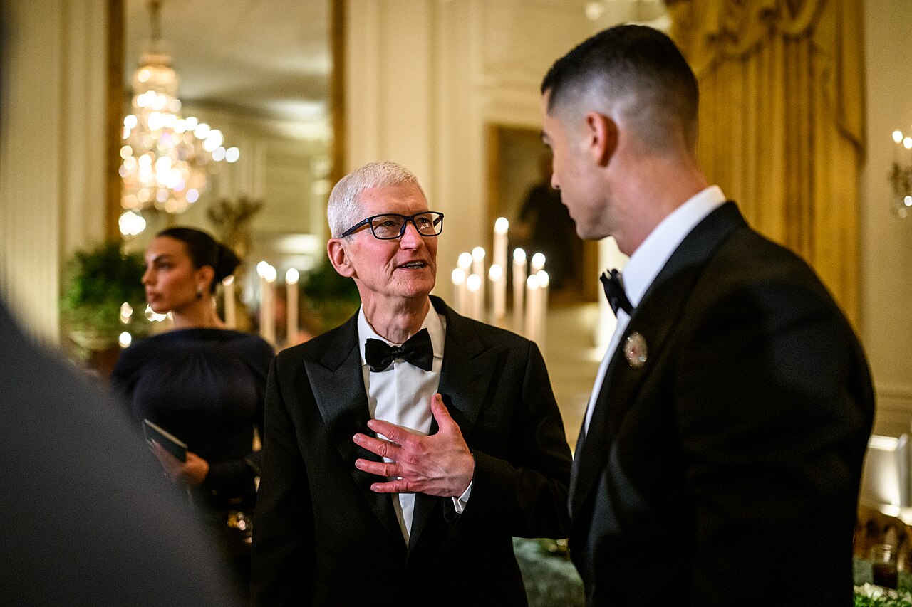 Tim Cook Made 533 Times More Than Apple Workers — But That's Over 10x ...